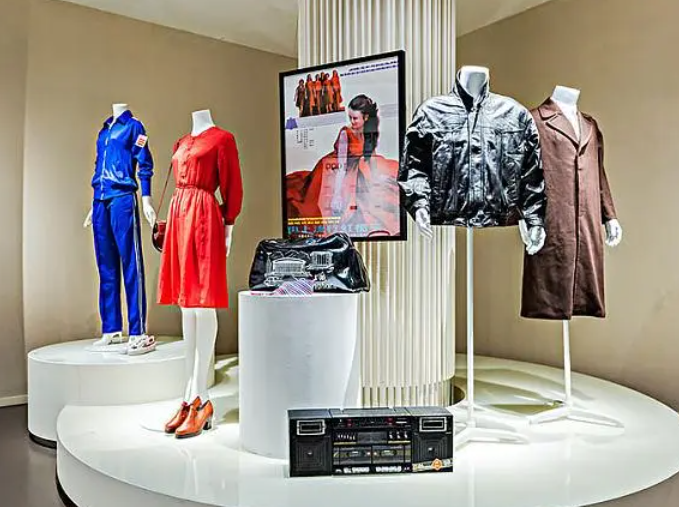 The Art of Chinese Clothing Design: A Fusion of Tradition and Modernity